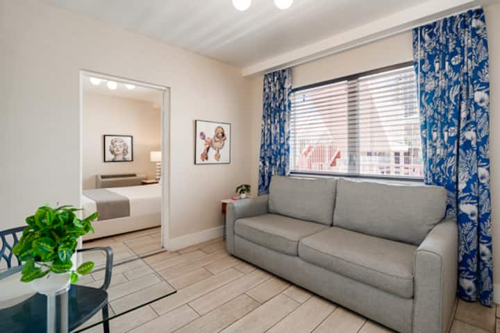 Cozy Queen Studio | Kitchenette + Pool - Miami Beach