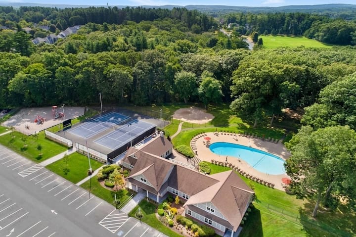 Bright Unit W/ Pool, Gym & Tennis | Near Gillette - Norwood, MA