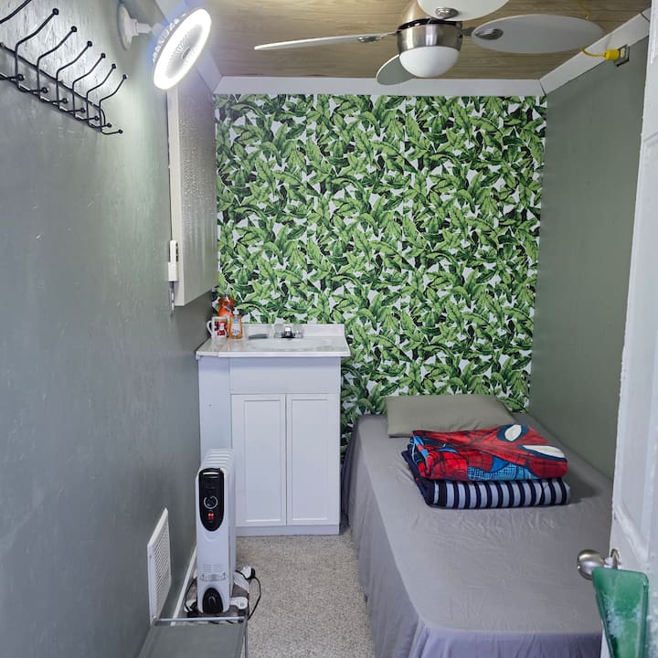 Tight Budget Small Room To Stay, Shared Bathroom - Estevan