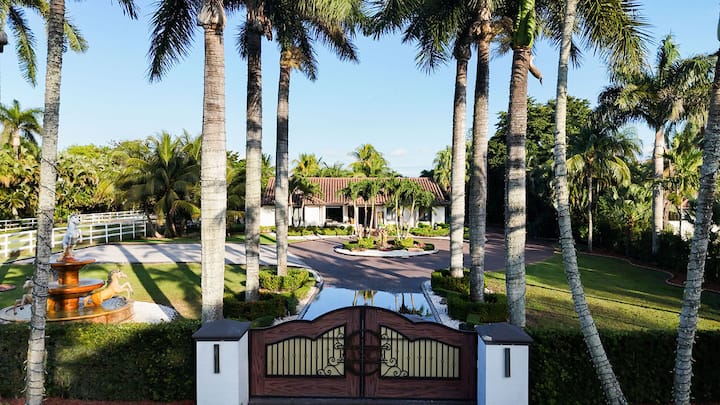 Backyard Resort | Heated Pool | Games| Sleeps 18 - Miramar, FL