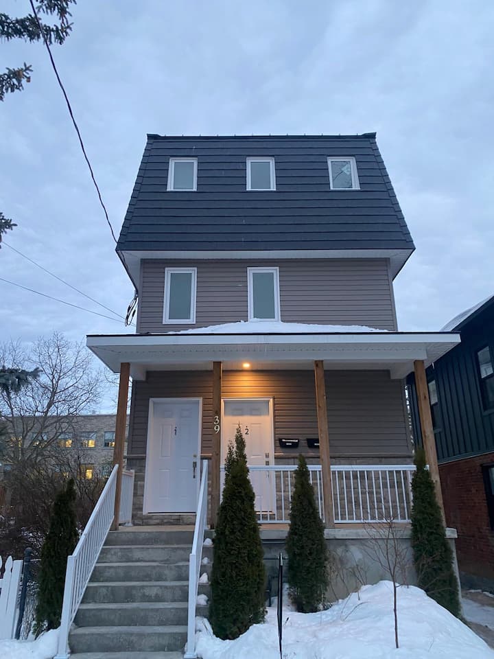 Brand-new 6-bedroom Retreat Near Lake Ontario - Kingston, Canada