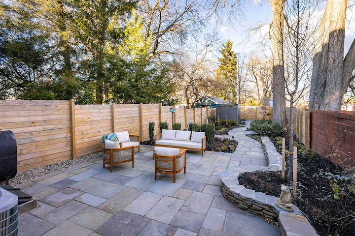 End-unit Townhouse: Patio, Parking & Walkable - Frederick, MD