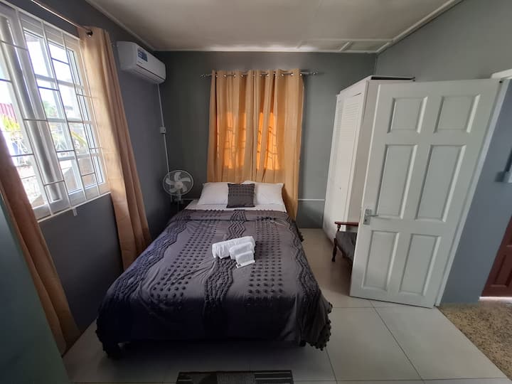 Suburban Nest - Roseau