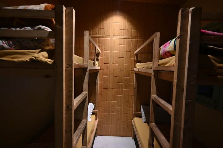 Riverside Retreat: Cozy Wooden Dorms - Kasol