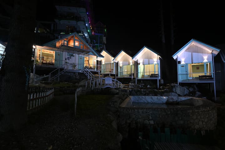 Riverside Retreat: Cozy Wooden Dorms - Kasol
