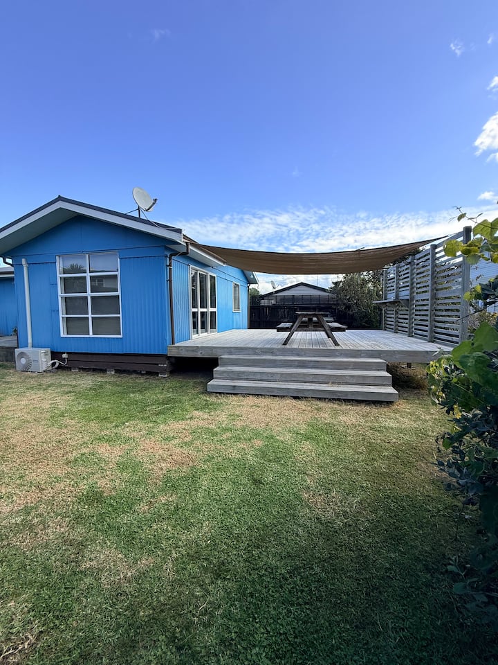 Newly Renovated Kiwi Bach, Walk To Town & Beach - Raglan