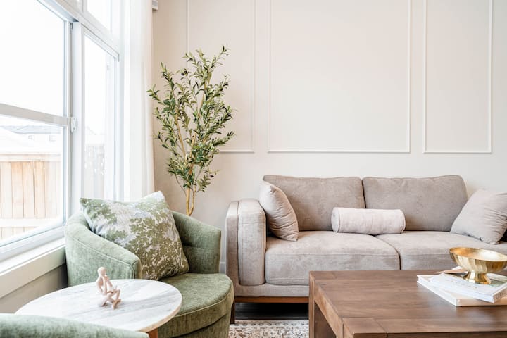 Modern 3br Near Downtown | Sleeps 6 + Free Parking - Calgary