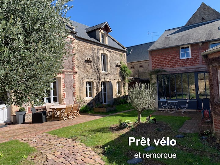 Prêt Vélo Et Carriole - Dans Le Vieux Luc Sur Mer - Normandie