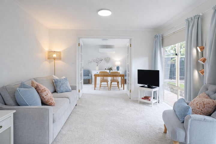 Howrah Haven | Near Beach + Hobart + Airport - Cambridge