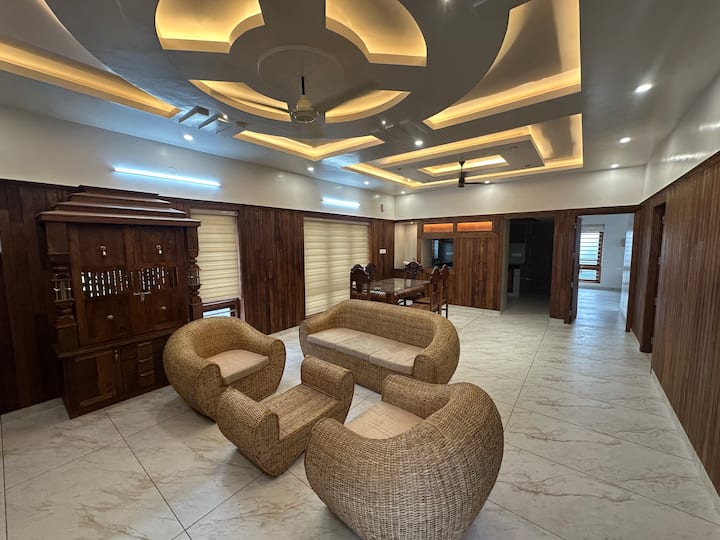 Signature Luxury 2bhk Stay - 特拉凡德倫