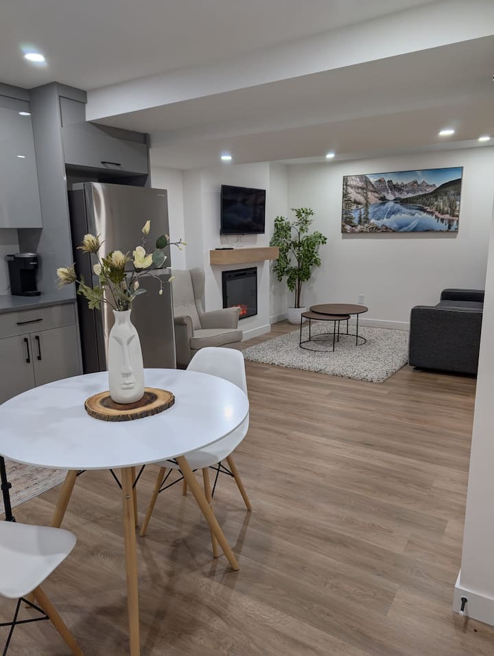 Cozy Private Basement Suite | Near Banff & Calgary - Cochrane