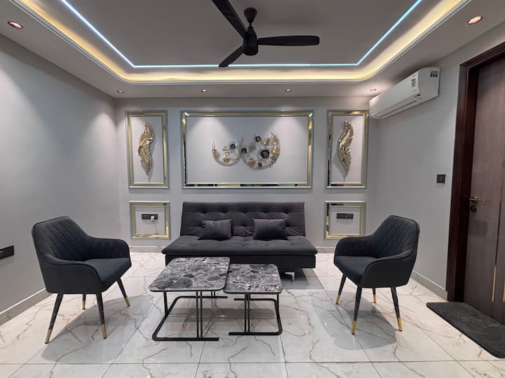 Luxe 2bhk W/ Balcony | Rajouri Garden | New Delhi - New Delhi