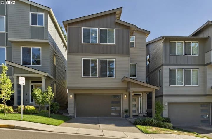 Modern Nature Retreat | Spacious 4br Near Portland - Gresham, OR