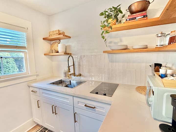 Coastal Bungalow Walkable To Beach, Coffee, Dining - Redondo Beach