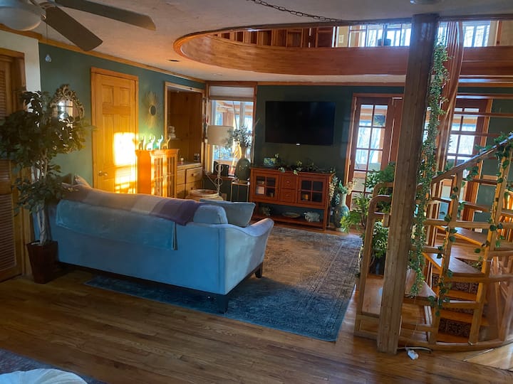 Rustic “Treehouse” Hideaway - Skaneateles, NY