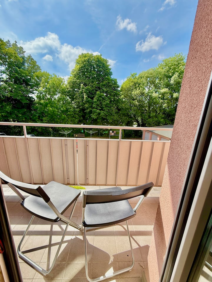 Balcony | Near Airport | Renovated 3 Bedroom - Aeropuerto de Viena-Schwechat (VIE)