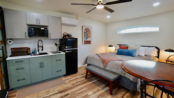 Stylish Studio W/ Kitchen * 13 Min To Downtown Okc - Midwest City, OK