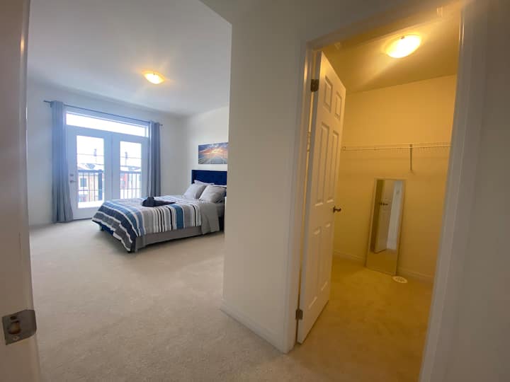 Master Bedroom Near Niagara Falls-new Built Home - Port Colborne