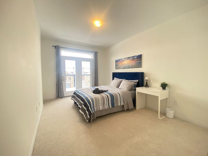 Master Bedroom Near Niagara Falls-new Built Home - Port Colborne