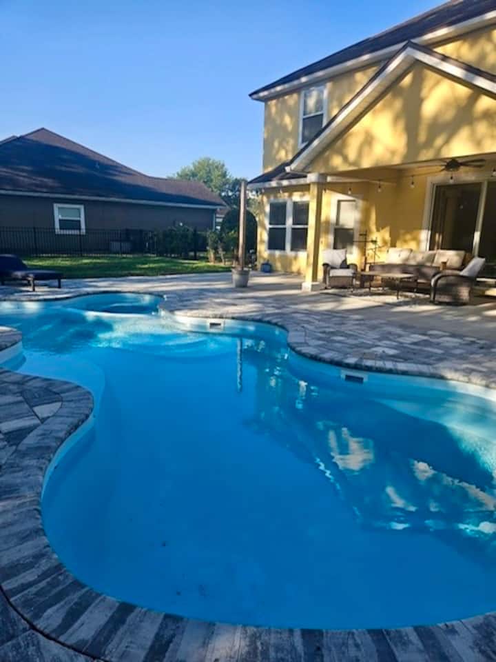 Coastal Oasis Retreat + Pool + Backyard + Spacious - Amelia Island, FL