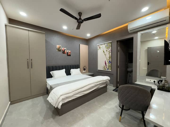 Hotel R J Heights - Suite Room - Fatehpur