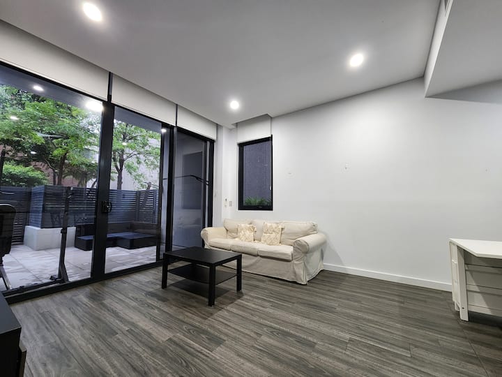 Modern & Spacious Apartment [New-furnished] - Rosebery