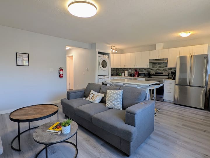 Bright 2br Upper Suite | 10 Min To Dt & Airport - Calgary