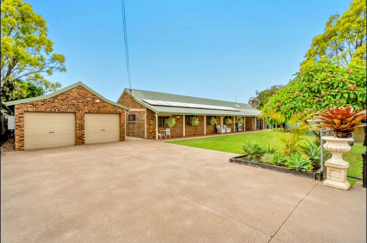 Beautiful Modern Home - Sleeps 10 - Pool - Ipswich, Australia