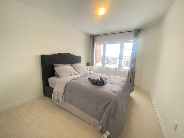Spacious And Stylist Bedroom Near Niagara Falls - Port Colborne