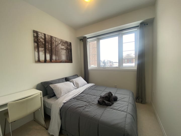 Stylist And Peaceful Bedroom Near Niagara Falls - Port Colborne
