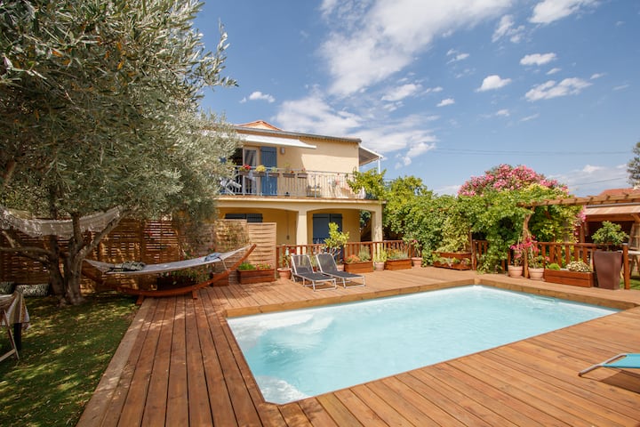 Aux Portes De La Camargue, F1 Au Rdc De Maison - Nîmes