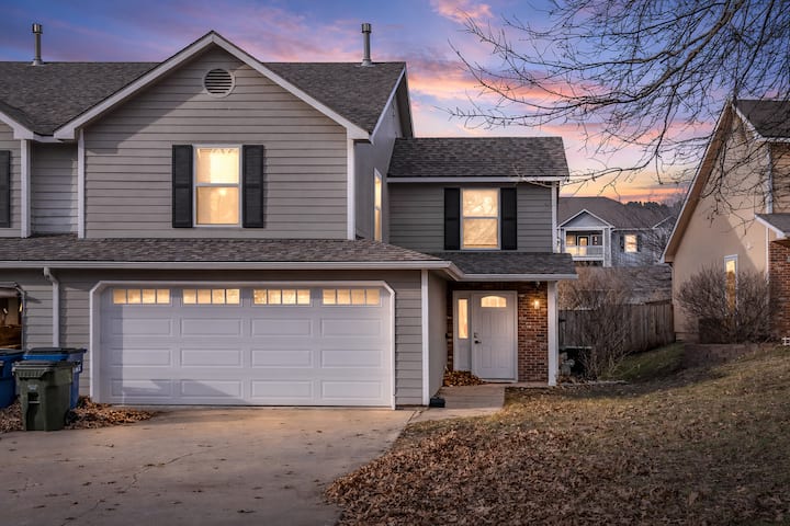 Jayhawk Retreat | 3br W/ Garage Sleeps 8 Near Ku - Lawrence, KS