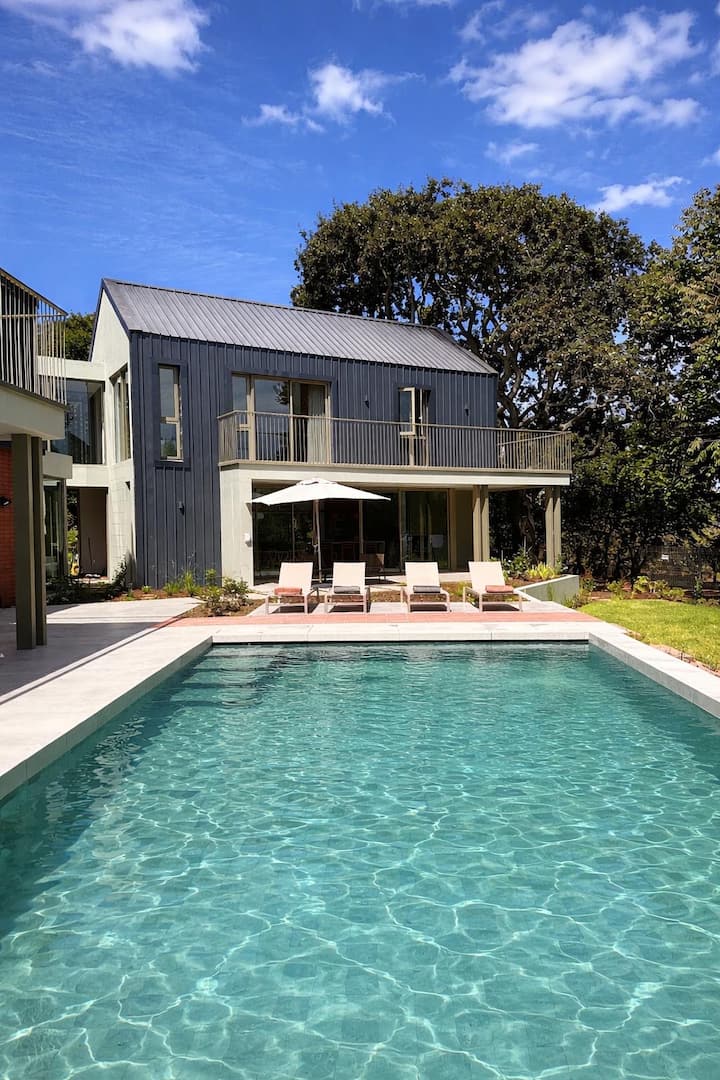 New, Stylish Home With Pool And Mountain Views - Le Cap