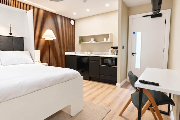Modern Boutique Studio | Premium Shower + Wifi - Westport