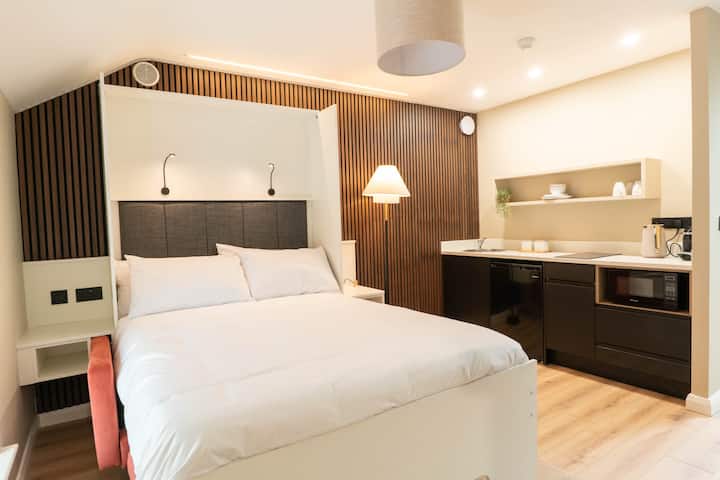 Modern Boutique Studio | Premium Shower + Wifi - Westport, Ireland