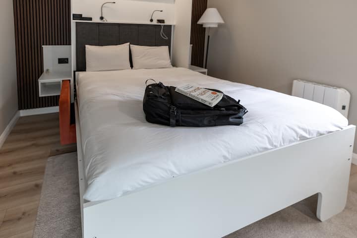Premium Studio Apt | Self Check-in + Town Centre - Westport