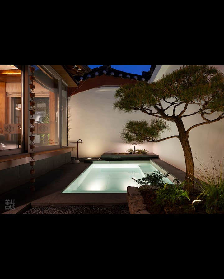 Bukchon Hanok, Gyeongbokgung·myeongdong·jacuzzi - South Korea