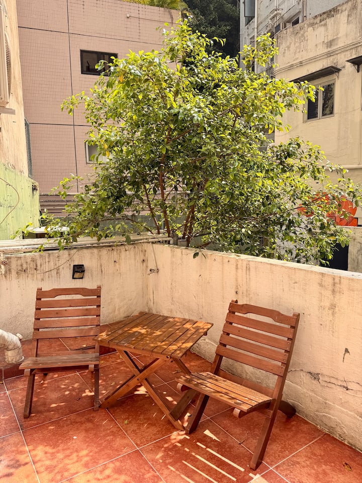 Rare! Backyard & 2 Bedrooms In Sheungwan - Central