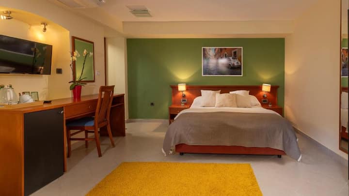 Large Double Room With Peaceful Courtyard View - Mali Lošinj