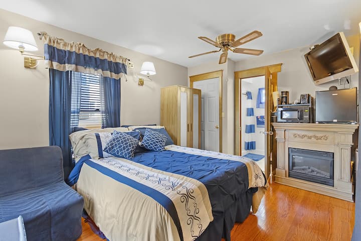 Secluded Haven: Solo Suite & Bath - New Haven, CT