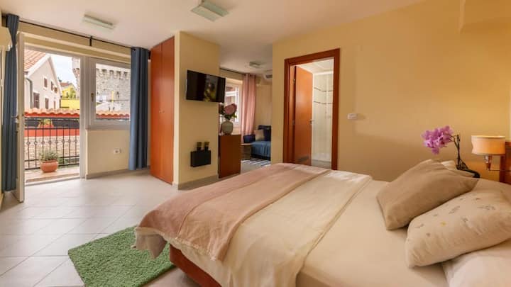 Spacious Double Room In Peaceful Courtyard - Mali Lošinj
