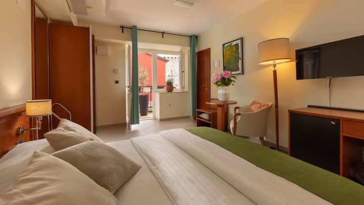 Bright Double Room In Peaceful Courtyard - Mali Lošinj