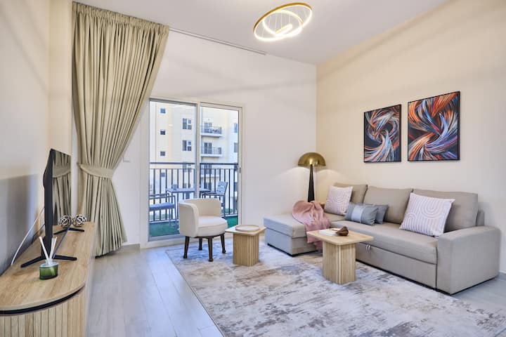 Peaceful Remraam Stay With Pool Access - Dubai