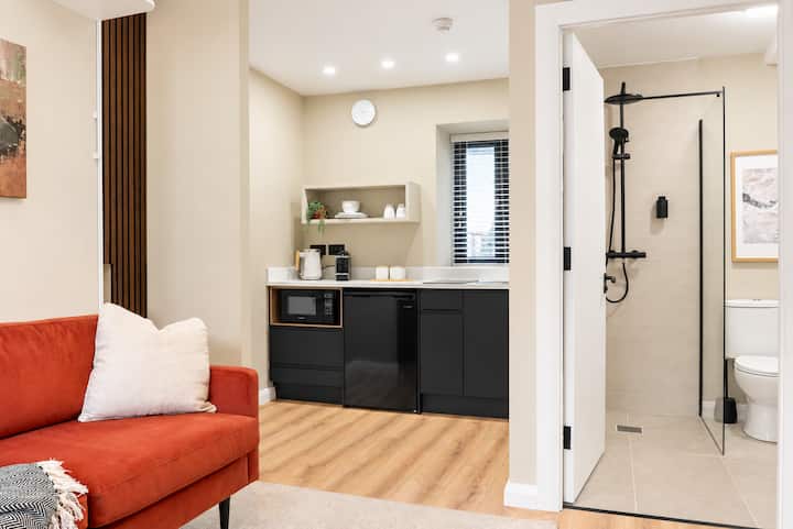 Luxury Westport Studio | Premium Shower + Wifi - Westport