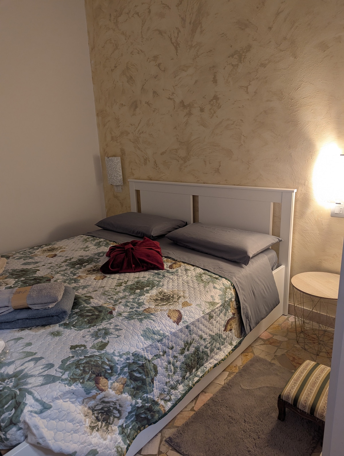 Air-conditioned double room with en-suite bathroom - Apartments for ...