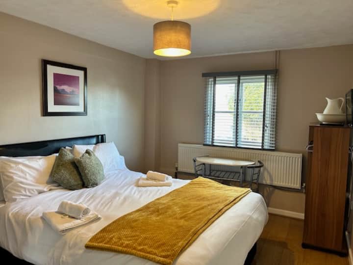 Chalet 1: Double Bed With En-suite, On Site Of Pub - Framlingham