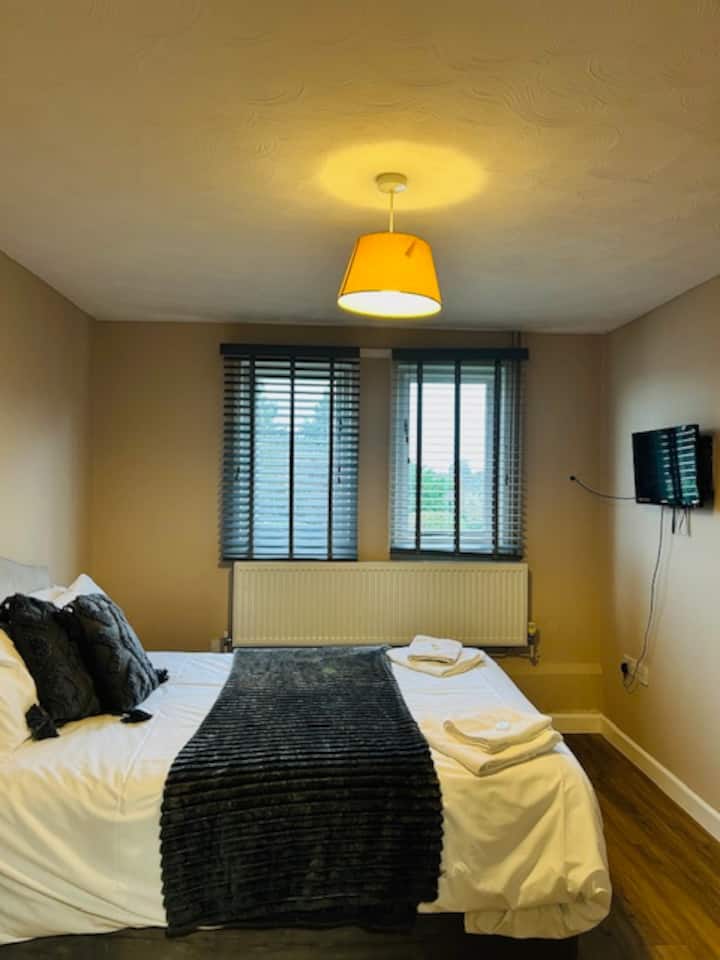 Chalet 3: King Bed With En-suite, On Site Of Pub - Framlingham