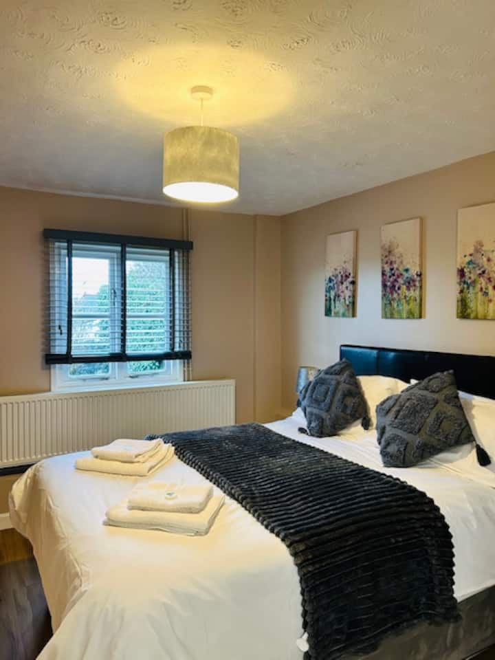 Chalet 4: Double Bed With En-suite, On Site Of Pub - Framlingham