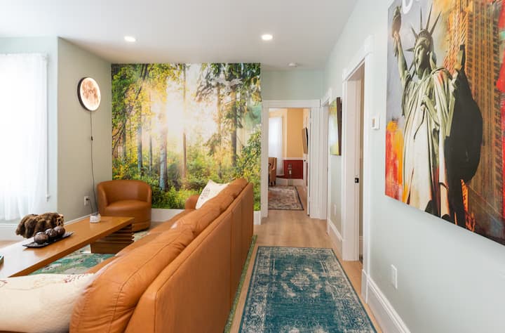 Hocus Pocus
New 3 Bedroom
Downtown Beverly/salem! - Beverly, MA