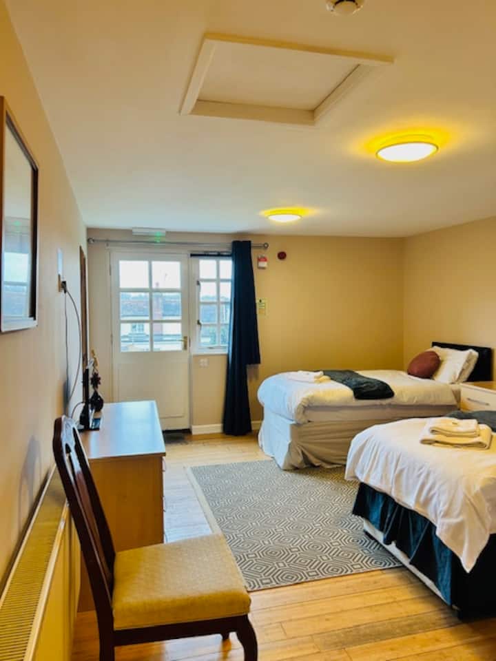 Chalet 7: Disabled Room, 2 Single Beds, Wet Room - Framlingham